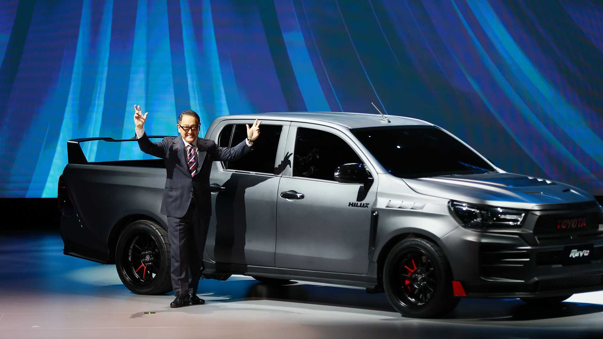Toyota presentó la Hilux Revo BEV Concept, que es un anticipo de la ...