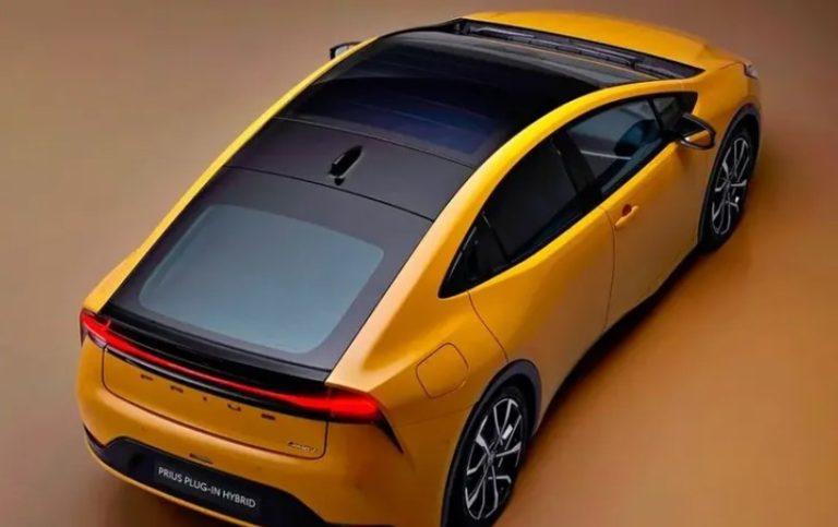 Toyota presentó su nuevo auto híbrido, ¡y tiene placas solares en el techo!
