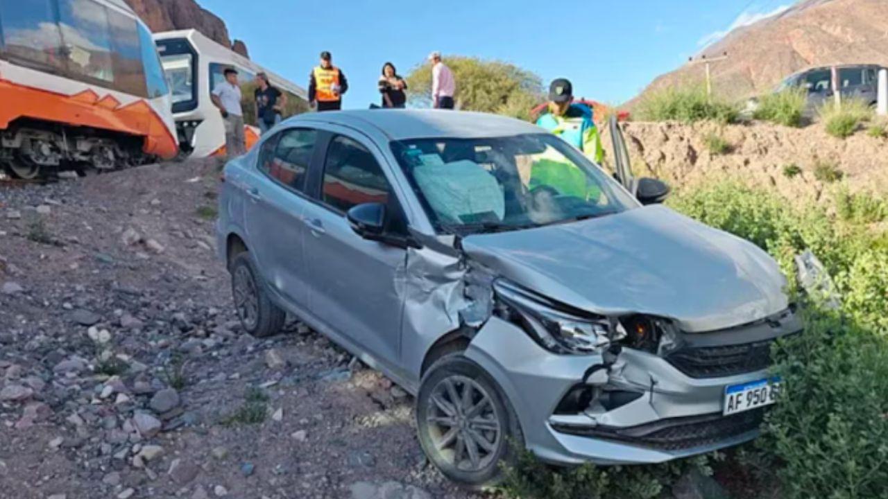 Tren solar en Jujuy: un auto cruzó las vías y fue arrastrado