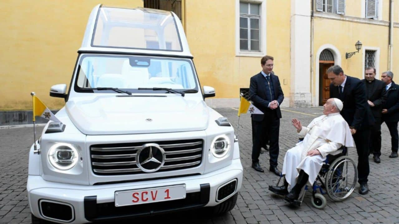 Así era el papamóvil de Francisco 100% eléctrico de Mercedes Benz