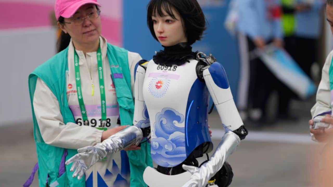 China logró que robots compitan contra humanos en una media maratón